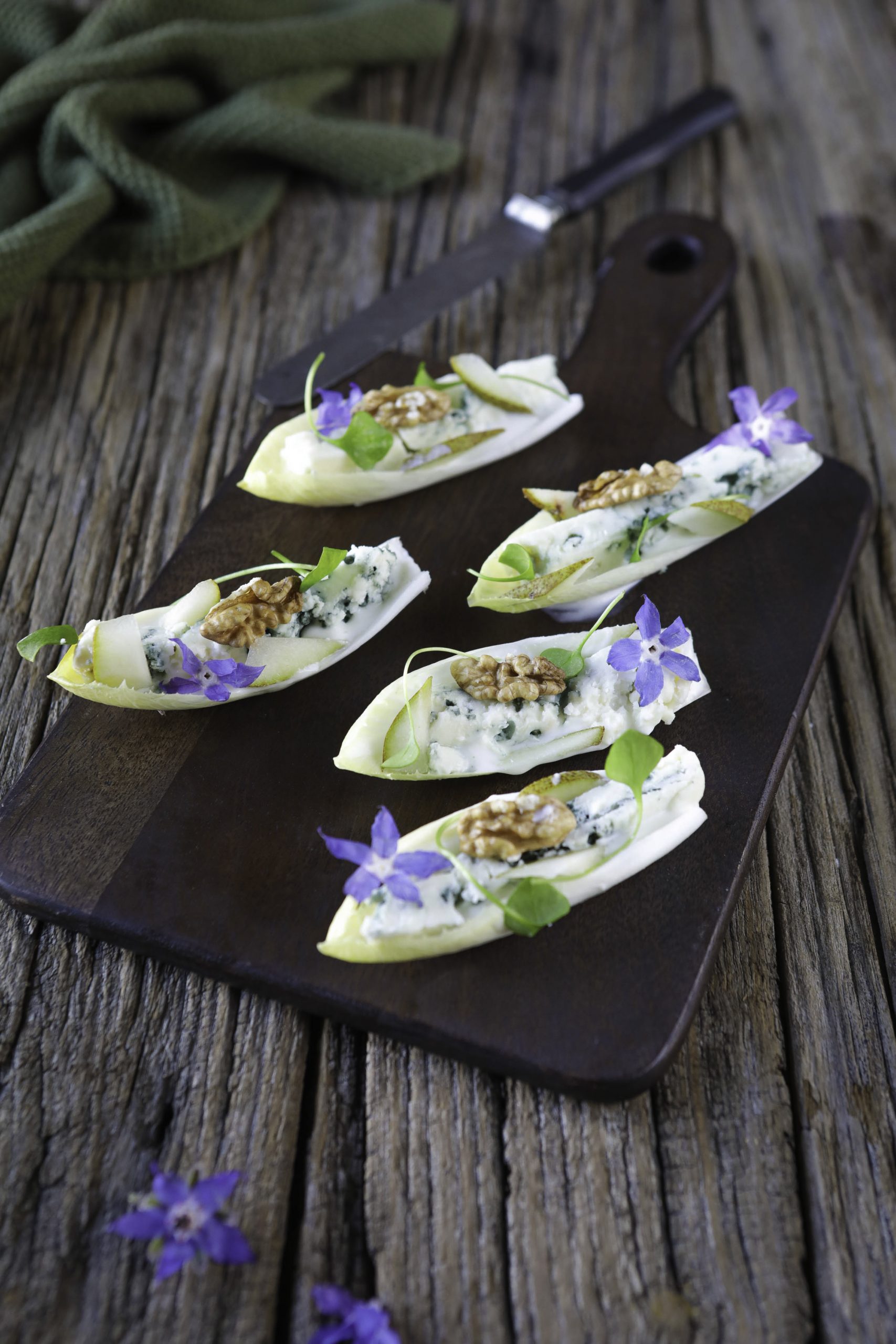 Amuse bouches tartine d'endive fromage blanc au miel vinaigré magret de ...